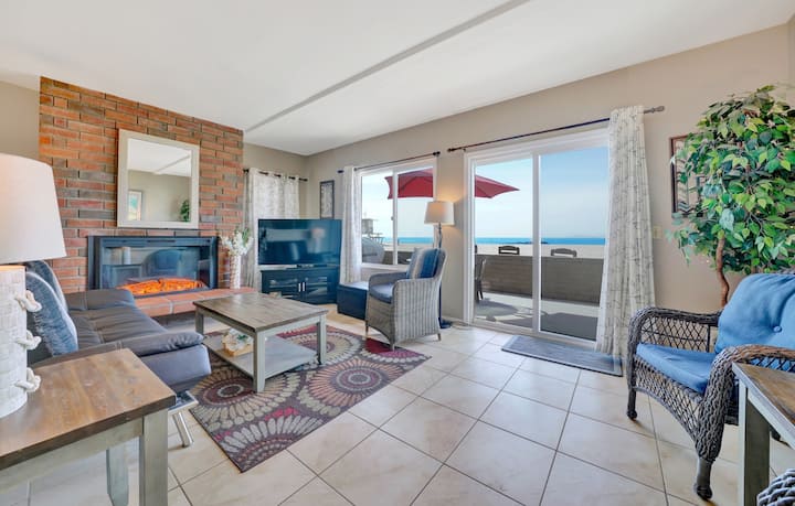 On The Sand! Oceanfront Home W/ Big Patio - Newport Beach, CA