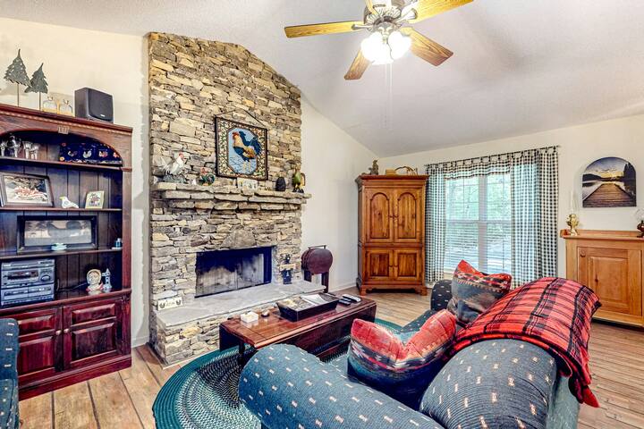 4br Outdoor Lover's Retreat With Resort Amenities - Lake Jocassee