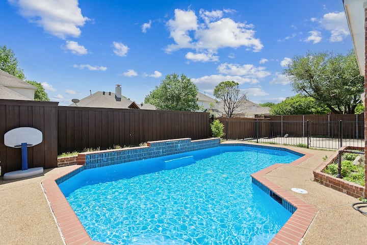 Family Fun Retreat: Pool & Entertainment Haven! - Plano, TX