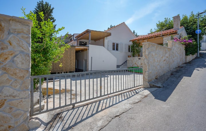 Pet Friendly Apartment In Rogoznica - Primošten