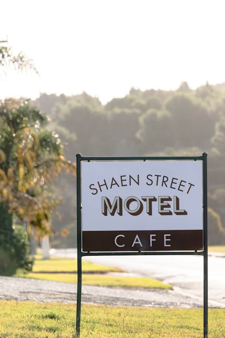 Shaen St Motel - Original Queen Room - Boston, Australia