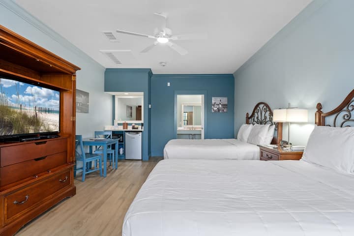 Beachside Inn / Steps From The Beach! / 2 Queen - Destin, FL