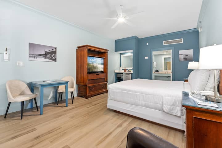Beachside Inn / Dog Friendly Hotel / 1 King Bed - Destin, FL