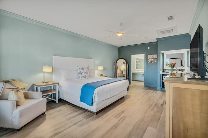 Beachside Inn / Dog Friendly Hotel / 1 King Bed - Destin, FL