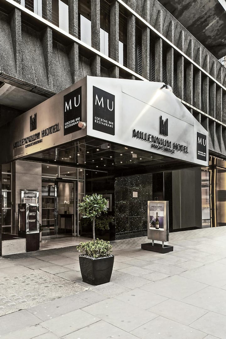 Surrounded By Designer Shops & Posh Eateries - London, UK