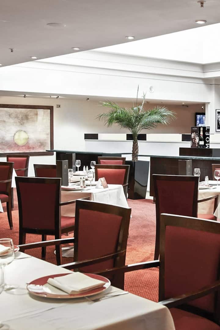 Surrounded By Designer Shops & Posh Eateries - Londres