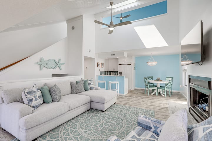 Bright & Airy Myrtle Beach Condo: 1 Block To Ocean - Myrtle Beach, SC