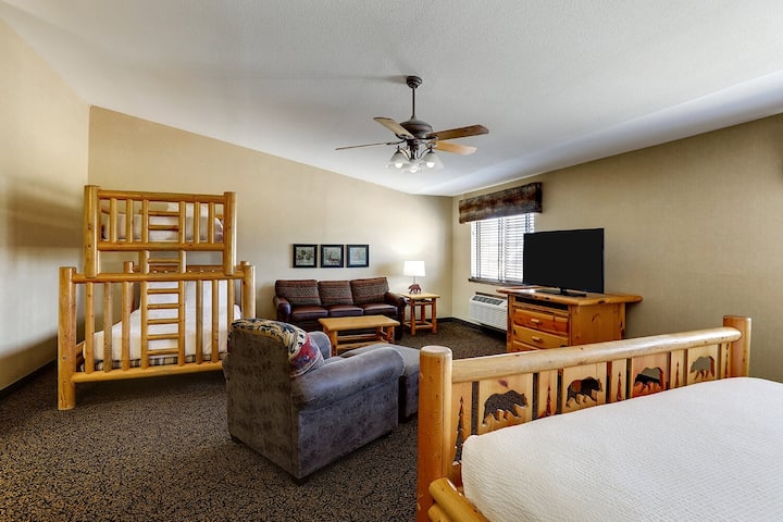 Rustic Columbia Stay! Free Hot Breakfast | 2 Units - Columbia, MO