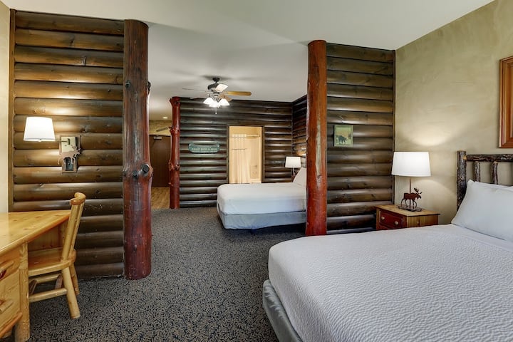 Family/pet-friendly Rustic Retreat W/ Indoor Pool - Columbia, MO