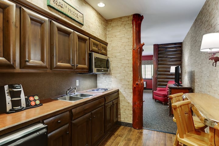 Kitchen, Expanded Queen, Stoney Creek | 3 Units - Columbia, MO