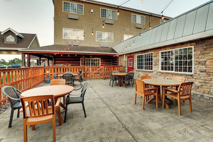 Rustic Charm In Columbia Cozy Stay, Pool | 3 Units - Columbia, MO