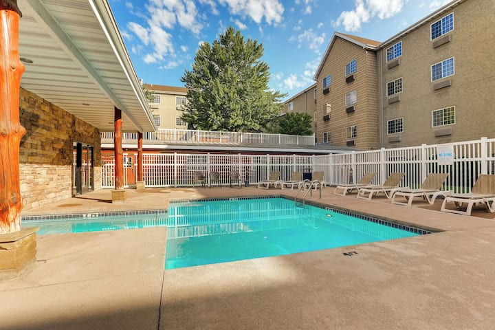 Deluxe King Bed Near Mizzou! Stoney Creek Columbia - Columbia, MO