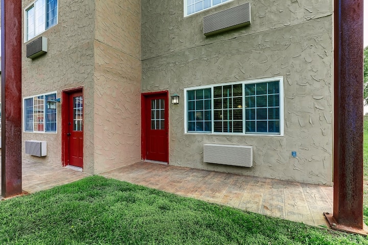 Extended Stay Queen Suite W/ Kitchen! Stoney Creek - Columbia, MO