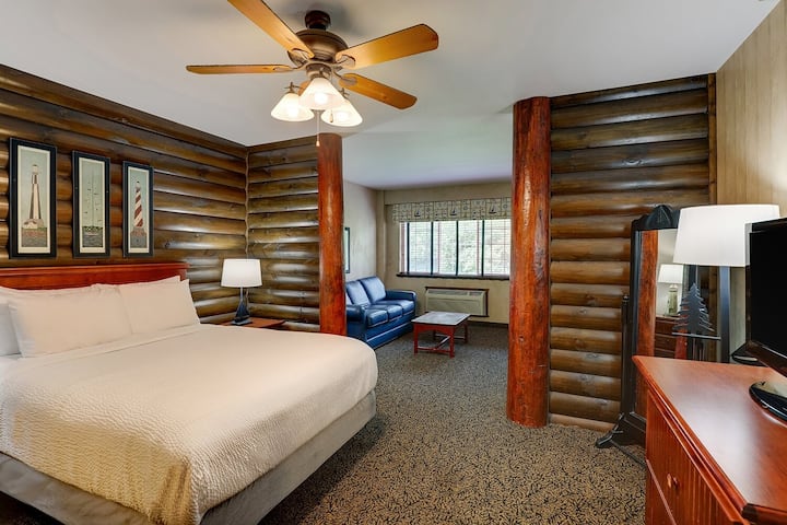 Gateway To Columbia: Near Stadium W/ Rustic Flair - Columbia, MO