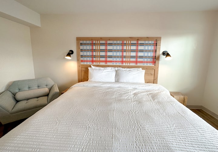 Explorer Rest & Recreation Boutique Room - Sandusky, OH