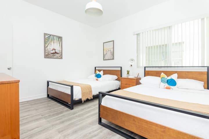 Stylish 2-bedroom Apt In The Heart Of South Beach - South Beach, FL