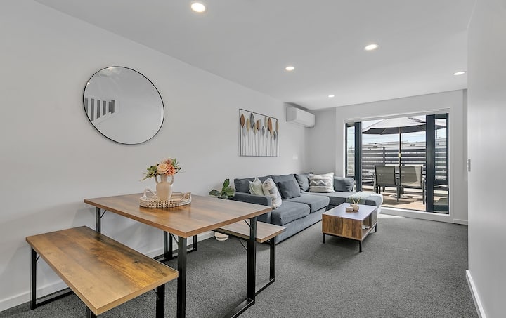 City Fringe Convenience + Parking! | Zodiak Stays - Auckland