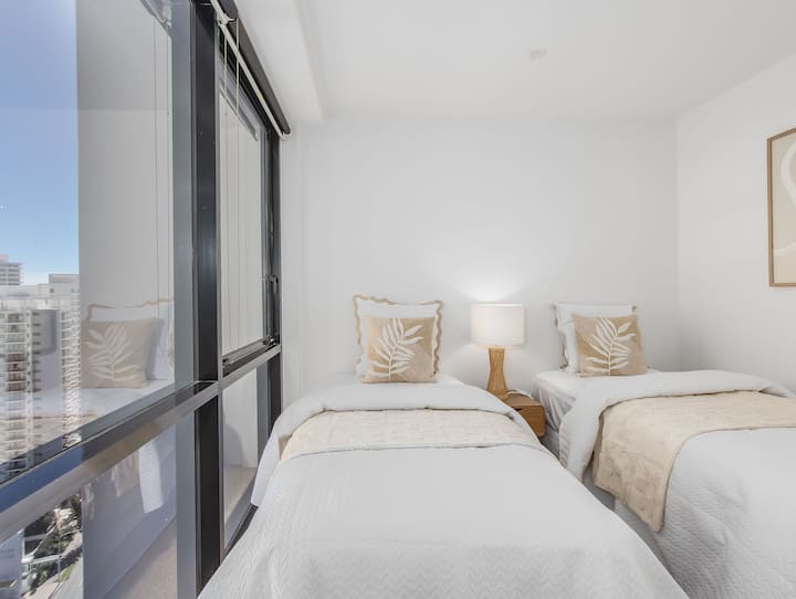 Luxe 2 Bedroom With River & Hinterland Views - Surfers Paradise