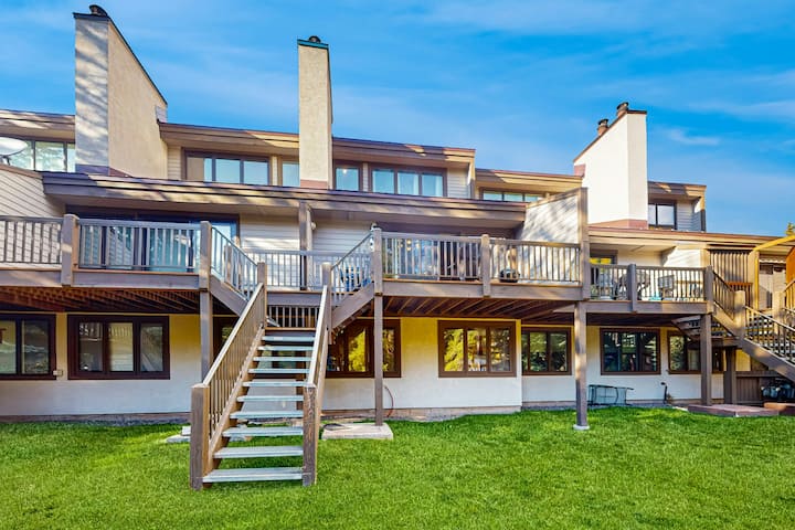 Renovated 3br On Gore Creek With Fireplace & Decks - Vail, CO