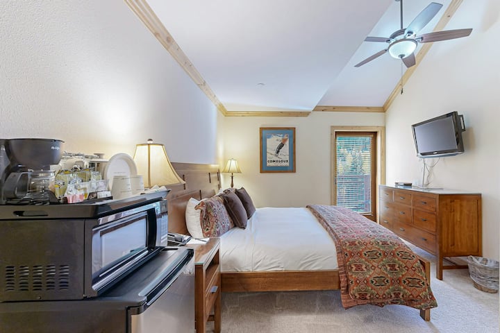 Lion Square Lodge South 655: Studio Ski In/out - Vail, CO