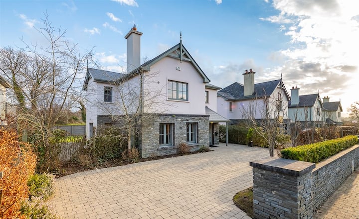 Spacious Home To Sleep 8 Just A Short Stroll From - Kenmare