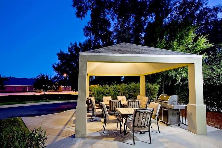 Your Home In Jacksonville! With Private Kitchen! - Jacksonville, FL