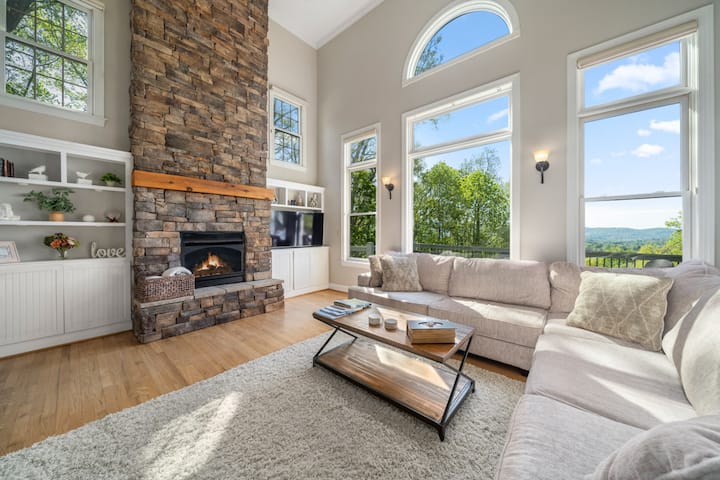 Mountain Dream | Gorgeous Mountain Views & Hot Tub - Asheville, NC