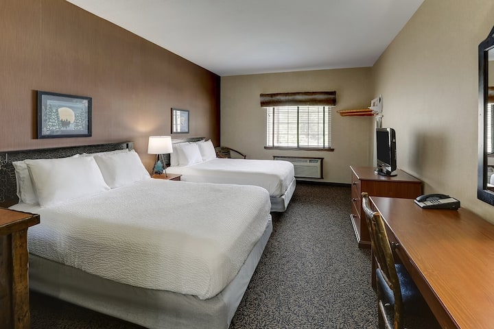 Elegant Columbia Rustic Escape, Parking | 4 Units - Columbia, MO