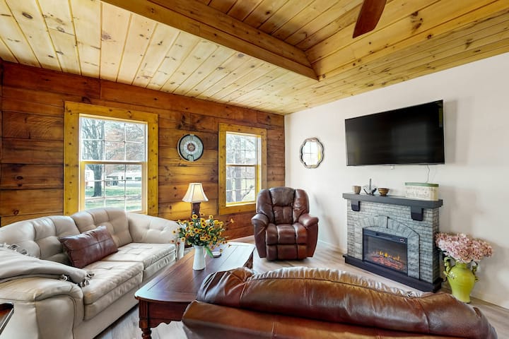 2br Peaceful Cabin With Fireplace, Deck, Streaming - Hendersonville, NC