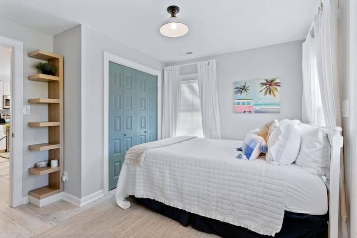 Near Downtown Hampton W/ Private Balcony - Hampton, VA