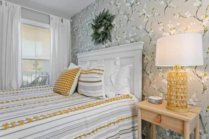 Charming Garden Townhouse W/ Private Balcony - Hampton, VA