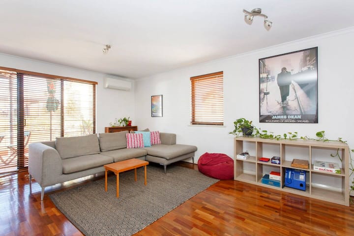 Esplanade Villa Retreat · By The Norfolk Pines - Fremantle