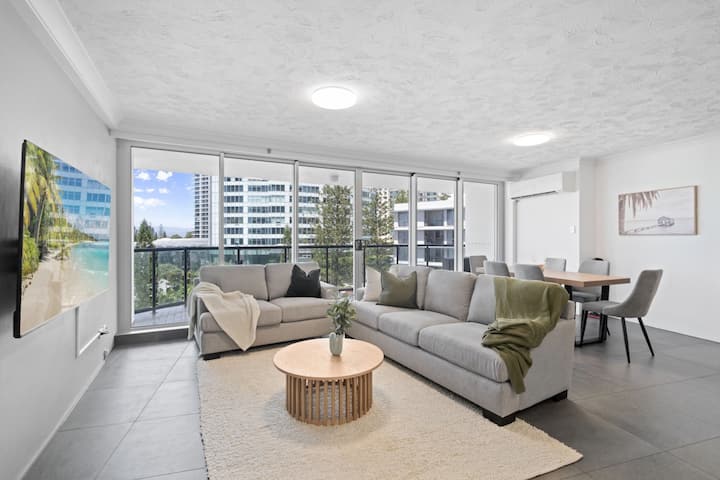 Beachfront Surfers Escape W/ Parking, Pool & Wifi - Gold Coast