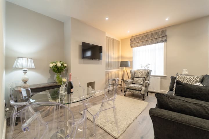 Queen's Cottage Barrowford - Burnley