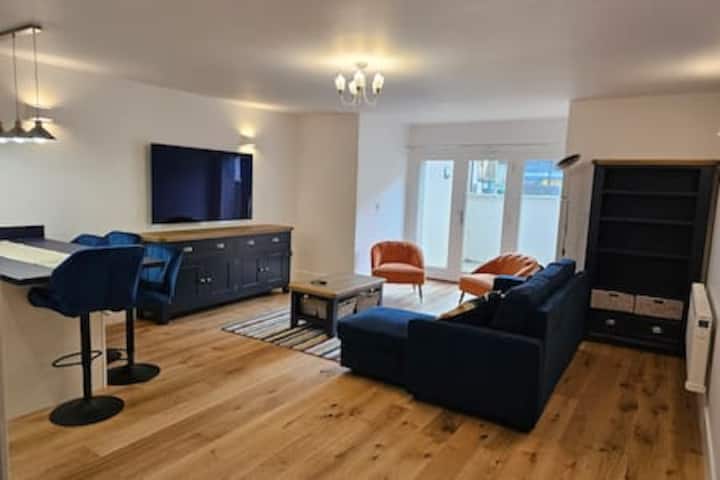 Spacious, Modern 2-bedroom. Parking+wi-fi+65"oled - Bristol
