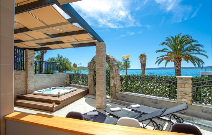 3 Bedroom Lovely Apartment In Kastel Gomilica - Split