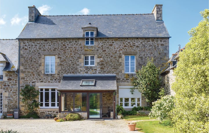 4 Bedroom Awesome Home In Plancoet - Saint-Jacut-de-la-Mer