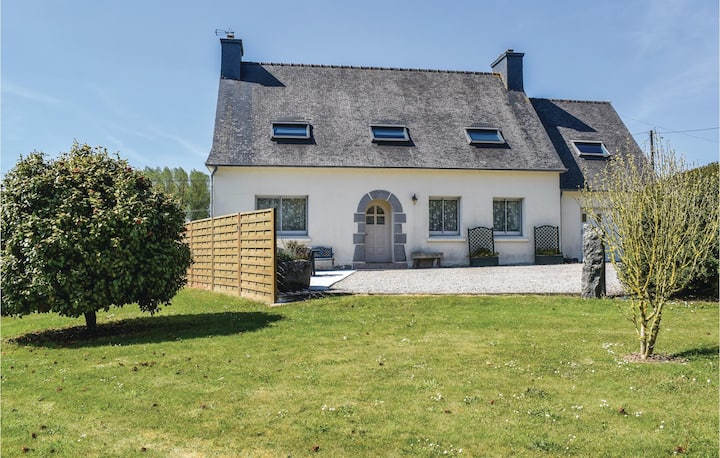 4 Bedroom Cozy Home In Ploumilliau - Lannion