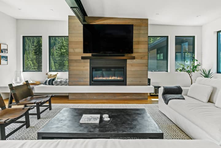 Palisades Resort Home - Ski Shuttle & Hot Tub - Lake Tahoe