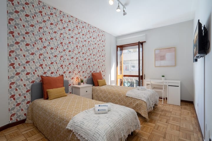Hostwise - Prized Spacious Flat | Balcony - Oporto