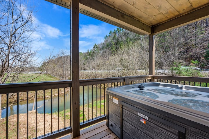 Luxurious 4bd Cabin W/ Hot Tub! Arcades+near Creek - Pigeon Forge, TN