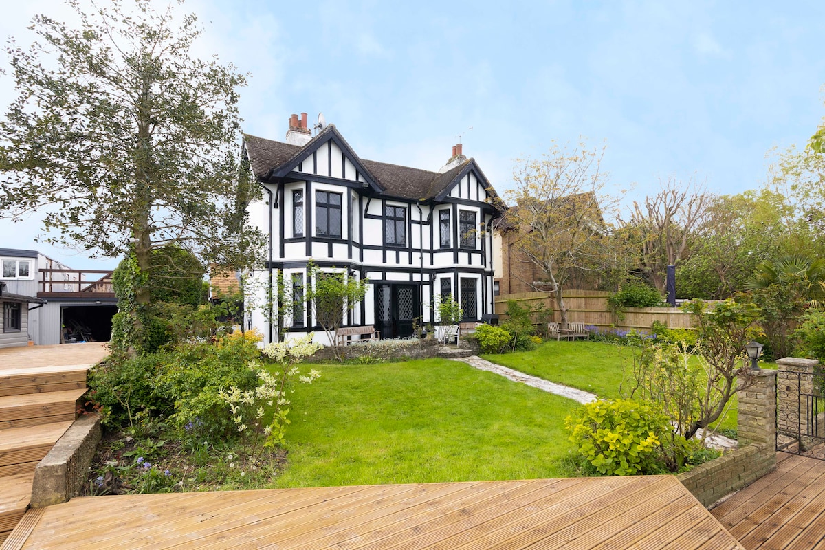 Large RiverSide House in Wraysbury, Staines - Houses for Rent in ...