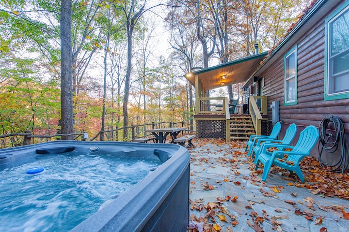 Treetops Retreat | Luxury Cabin W/ Hot Tub! - Bryson City, NC