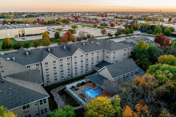 Stoney Creek, Deluxe 2 Double, Near I-35 | 4 Units - Des Moines, IA
