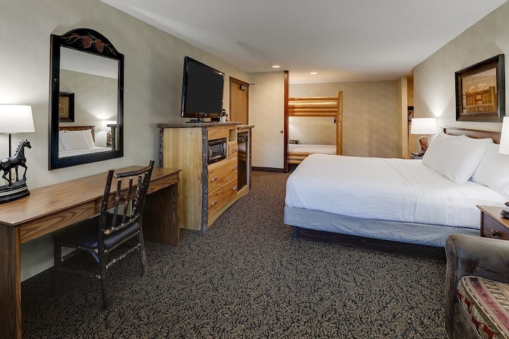 Romantic Rustic Suites: Fireplaces & Whirlpools - Des Moines, IA