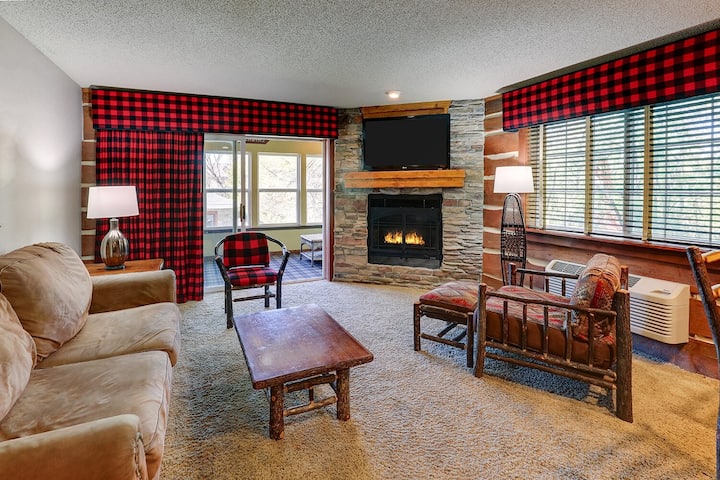Des Moines Charm: Indoor/outdoor Pools & Patio - Des Moines, IA