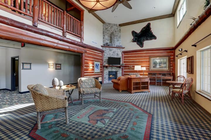 Theme Suite W/ Whirlpool, Stoney Creek | 2 Units - Des Moines, IA
