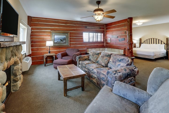 Cozy Hideaway With Heated Pool & Whirlpool - Des Moines, IA