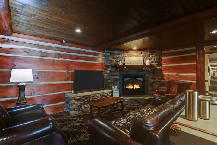 Theme Suite W/ Whirlpool Cottage, Pool | 2 Units - Des Moines, IA