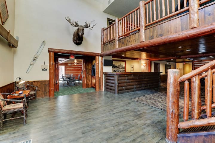 Invite To Rustic Bliss With Pool & Patio | 3 Units - Des Moines